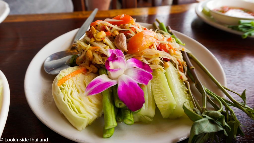 How to Make Som Tam (Spicy Papaya Salad) : Thai Food - Look Inside Thailand